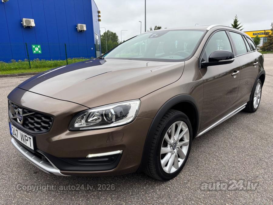 Brown Volvo V60 Cross Country 2017 in Paide, with an engine capacity of 2.40 L and mileage of 279 thousand km for 11890 €, photo 1 on AUTOMOTO.COM.LV
