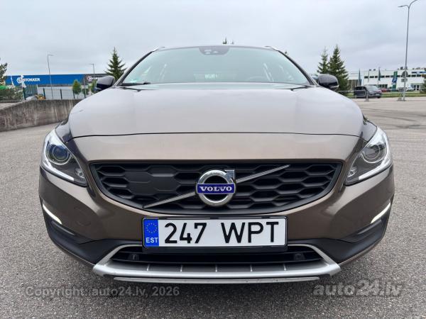 Brown Volvo V60 Cross Country 2017 in Paide, with an engine capacity of 2.40 L and mileage of 279 thousand km for 11890 €, photo 2 on AUTOMOTO.COM.LV