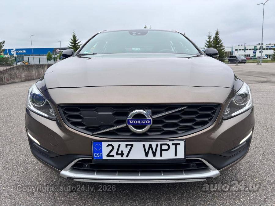 Brown Volvo V60 Cross Country 2017 in Paide, with an engine capacity of 2.40 L and mileage of 279 thousand km for 11890 €, photo 3 on AUTOMOTO.COM.LV