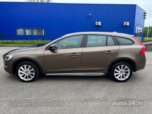 Brown Volvo V60 Cross Country 2017 in Paide, with an engine capacity of 2.40 L and mileage of 279 thousand km for 11890 €, photo 4 on AUTOMOTO.COM.LV
