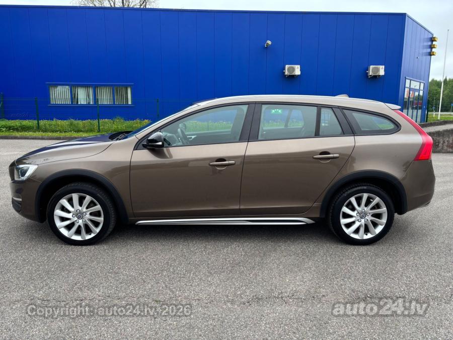Brown Volvo V60 Cross Country 2017 in Paide, with an engine capacity of 2.40 L and mileage of 279 thousand km for 11890 €, photo 4 on AUTOMOTO.COM.LV