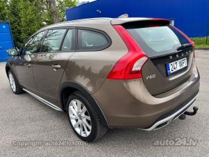Brown Volvo V60 Cross Country 2017 in Paide, with an engine capacity of 2.40 L and mileage of 279 thousand km for 11890 €, photo 5 on AUTOMOTO.COM.LV