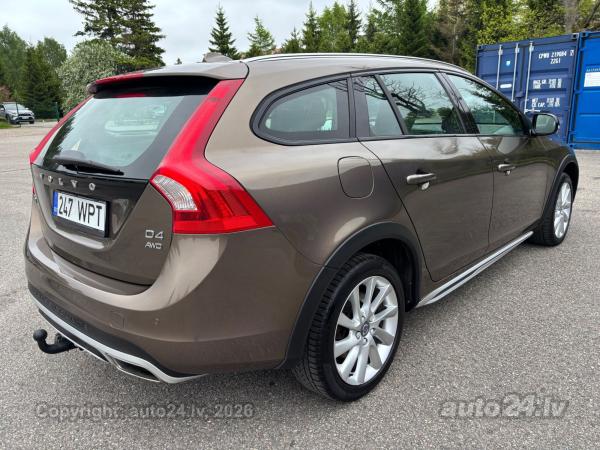 Brown Volvo V60 Cross Country 2017 in Paide, with an engine capacity of 2.40 L and mileage of 279 thousand km for 11890 €, photo 5 on AUTOMOTO.COM.LV