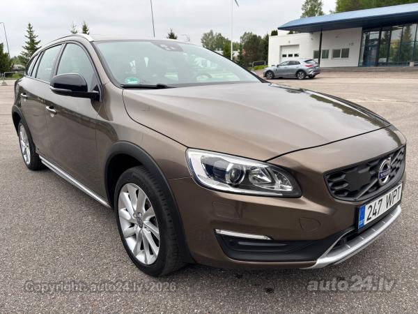 Brown Volvo V60 Cross Country 2017 in Paide, with an engine capacity of 2.40 L and mileage of 279 thousand km for 11890 €, photo 6 on AUTOMOTO.COM.LV