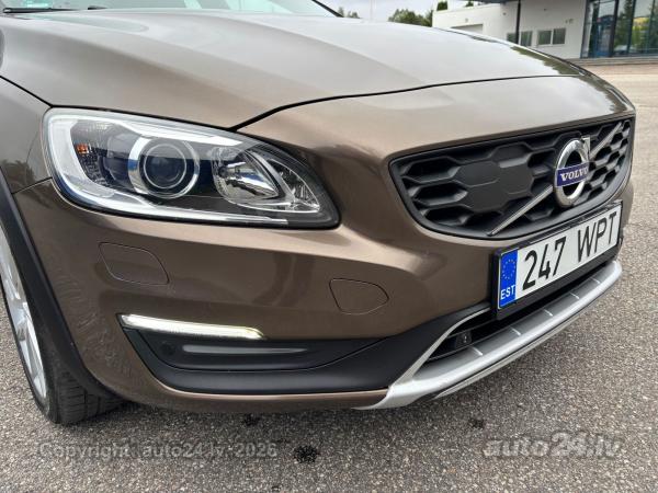 Brown Volvo V60 Cross Country 2017 in Paide, with an engine capacity of 2.40 L and mileage of 279 thousand km for 11890 €, photo 7 on AUTOMOTO.COM.LV