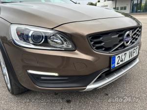 Brown Volvo V60 Cross Country 2017 in Paide, with an engine capacity of 2.40 L and mileage of 279 thousand km for 11890 €, photo 8 on AUTOMOTO.COM.LV