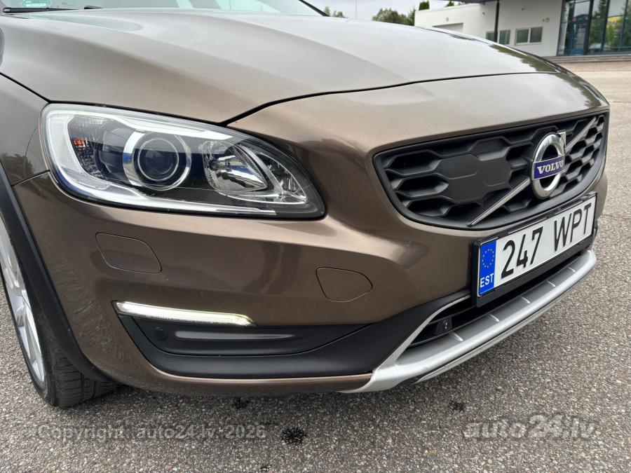 Brown Volvo V60 Cross Country 2017 in Paide, with an engine capacity of 2.40 L and mileage of 279 thousand km for 11890 €, photo 8 on AUTOMOTO.COM.LV