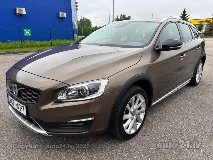 Brown Volvo V60 Cross Country 2017 in Paide, with an engine capacity of 2.40 L and mileage of 279 thousand km for 11890 €, photo 9 on AUTOMOTO.COM.LV