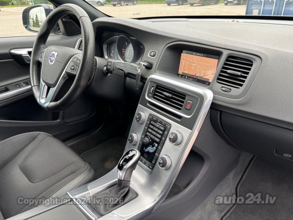 Brown Volvo V60 Cross Country 2017 in Paide, with an engine capacity of 2.40 L and mileage of 279 thousand km for 11890 €, photo 9 on AUTOMOTO.COM.LV