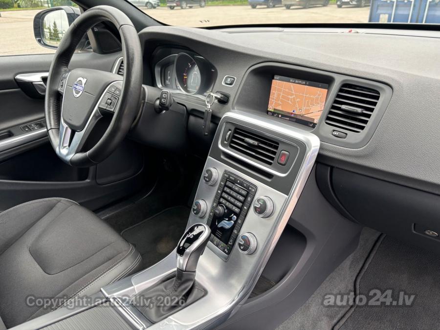 Brown Volvo V60 Cross Country 2017 in Paide, with an engine capacity of 2.40 L and mileage of 279 thousand km for 11890 €, photo 10 on AUTOMOTO.COM.LV