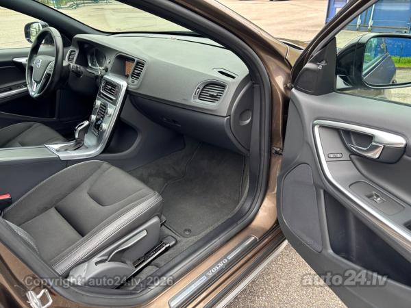 Brown Volvo V60 Cross Country 2017 in Paide, with an engine capacity of 2.40 L and mileage of 279 thousand km for 11890 €, photo 10 on AUTOMOTO.COM.LV