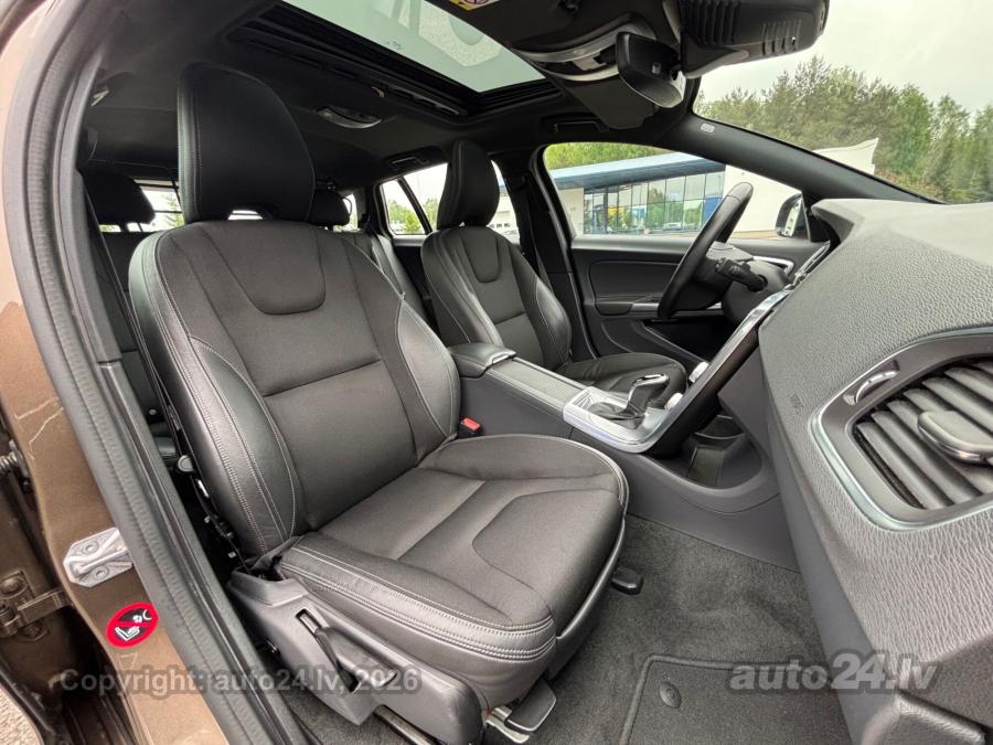 Brown Volvo V60 Cross Country 2017 in Paide, with an engine capacity of 2.40 L and mileage of 279 thousand km for 11890 €, photo 12 on AUTOMOTO.COM.LV