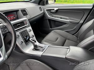 Brown Volvo V60 Cross Country 2017 in Paide, with an engine capacity of 2.40 L and mileage of 279 thousand km for 11890 €, photo 13 on AUTOMOTO.COM.LV