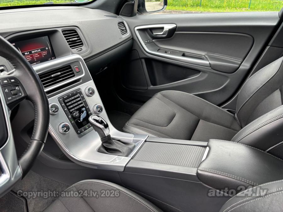Brown Volvo V60 Cross Country 2017 in Paide, with an engine capacity of 2.40 L and mileage of 279 thousand km for 11890 €, photo 13 on AUTOMOTO.COM.LV