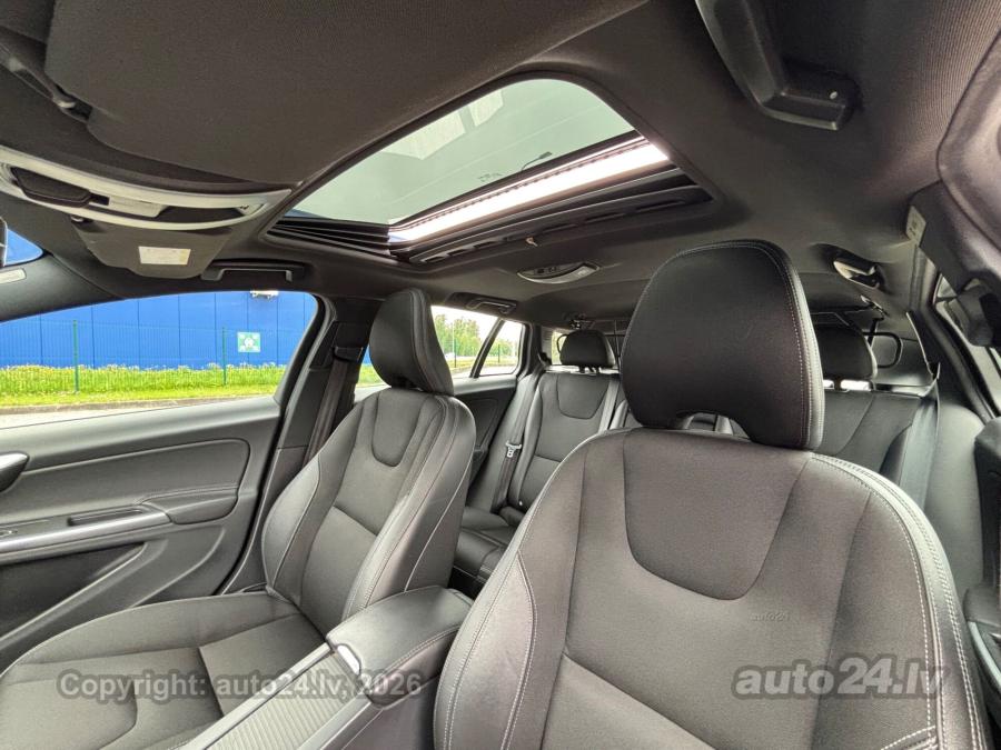 Brown Volvo V60 Cross Country 2017 in Paide, with an engine capacity of 2.40 L and mileage of 279 thousand km for 11890 €, photo 14 on AUTOMOTO.COM.LV