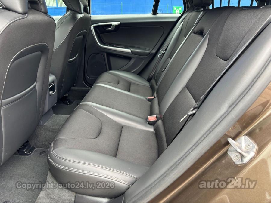 Brown Volvo V60 Cross Country 2017 in Paide, with an engine capacity of 2.40 L and mileage of 279 thousand km for 11890 €, photo 16 on AUTOMOTO.COM.LV