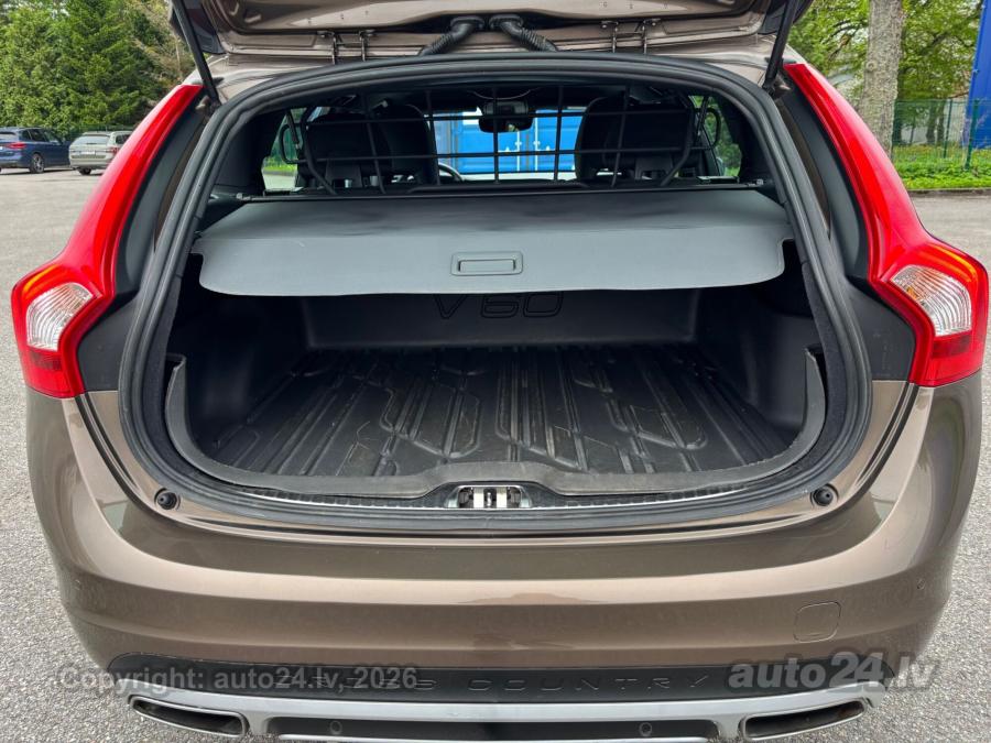 Brown Volvo V60 Cross Country 2017 in Paide, with an engine capacity of 2.40 L and mileage of 279 thousand km for 11890 €, photo 25 on AUTOMOTO.COM.LV