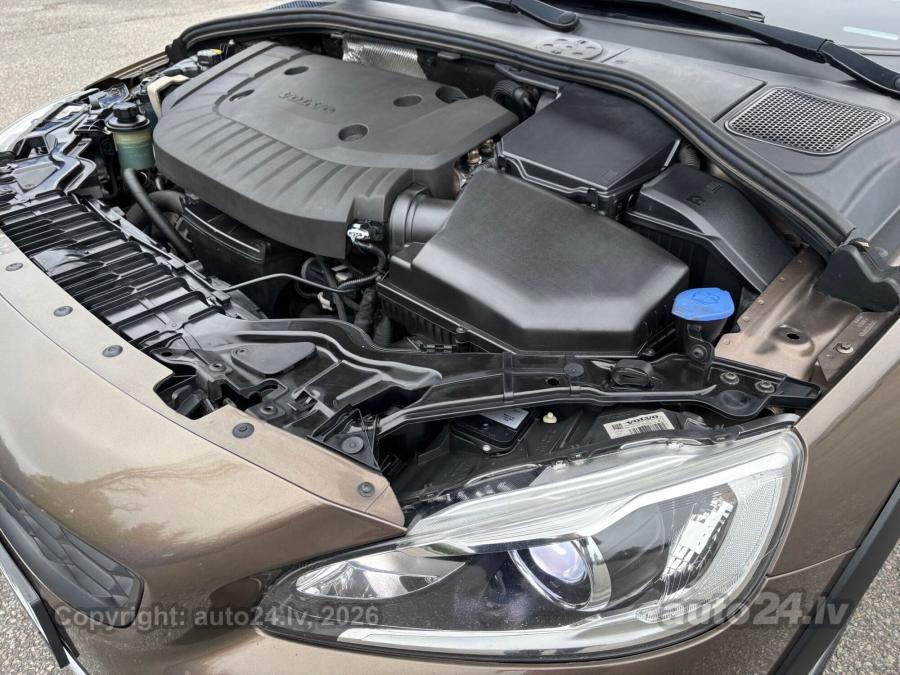 Brown Volvo V60 Cross Country 2017 in Paide, with an engine capacity of 2.40 L and mileage of 279 thousand km for 11890 €, photo 26 on AUTOMOTO.COM.LV