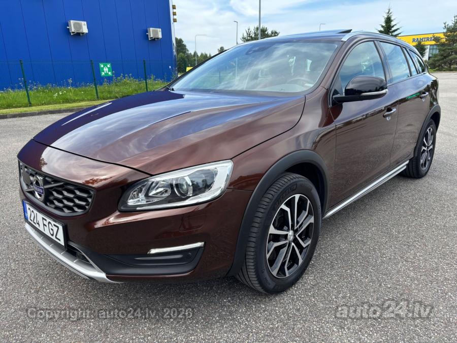Brown Volvo V60 Cross Country 2017 in Paide, with an engine capacity of 2.00 L and mileage of 275 thousand km for 10390 €, photo 1 on AUTOMOTO.COM.LV