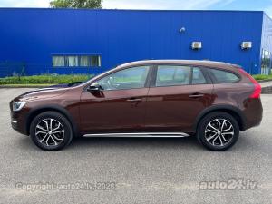 Brown Volvo V60 Cross Country 2017 in Paide, with an engine capacity of 2.00 L and mileage of 275 thousand km for 10390 €, photo 4 on AUTOMOTO.COM.LV