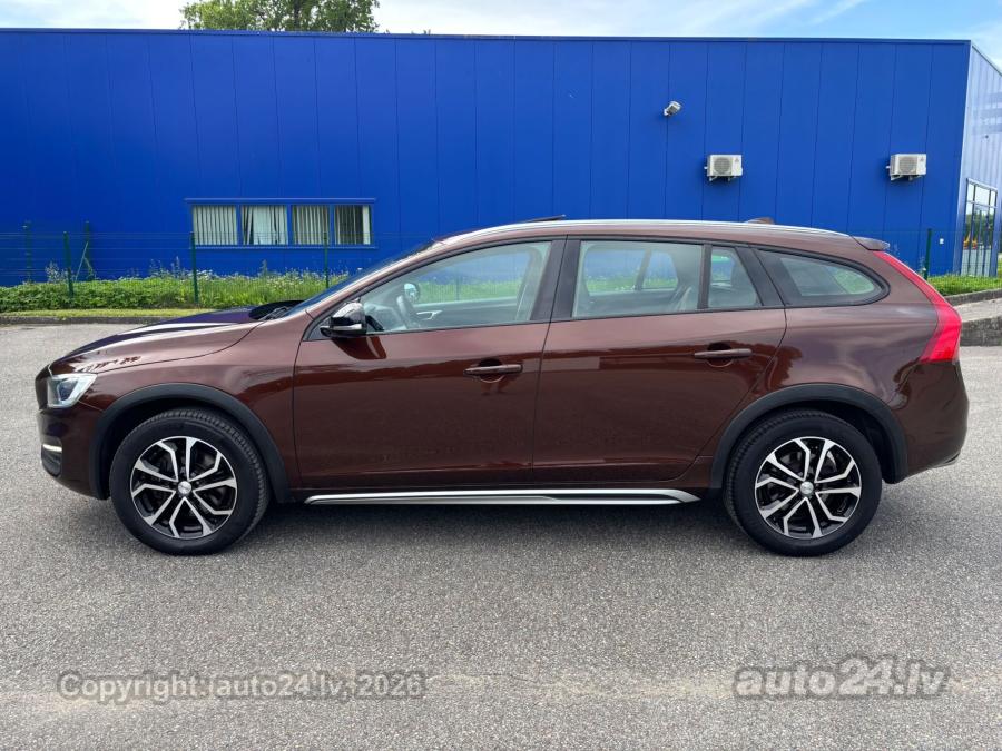 Brown Volvo V60 Cross Country 2017 in Paide, with an engine capacity of 2.00 L and mileage of 275 thousand km for 10390 €, photo 4 on AUTOMOTO.COM.LV