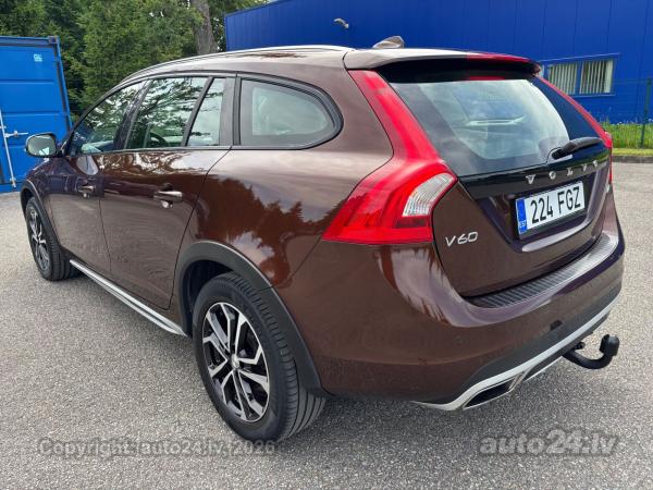Brūns Volvo V60 Cross Country 2017 Paide, ar dzinēja tilpumu 2.00 L un nobraukumu 275 tūkst. km par 10390 €, foto 4 vietnē AUTOMOTO.COM.LV