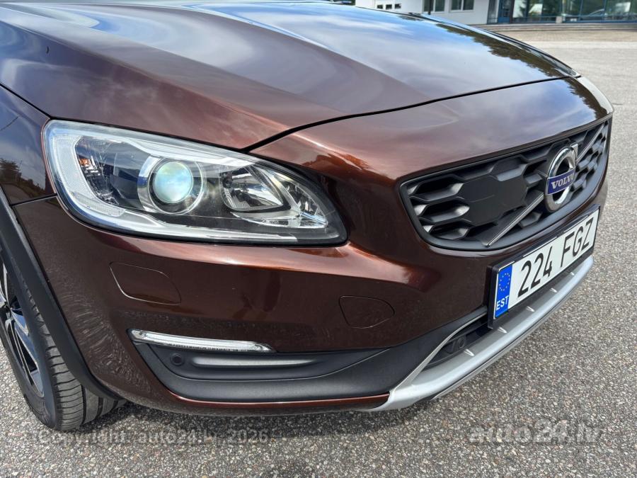 Brown Volvo V60 Cross Country 2017 in Paide, with an engine capacity of 2.00 L and mileage of 275 thousand km for 10390 €, photo 8 on AUTOMOTO.COM.LV