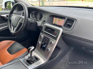 Brown Volvo V60 Cross Country 2017 in Paide, with an engine capacity of 2.00 L and mileage of 275 thousand km for 10390 €, photo 9 on AUTOMOTO.COM.LV