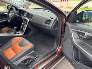 Brown Volvo V60 Cross Country 2017 in Paide, with an engine capacity of 2.00 L and mileage of 275 thousand km for 10390 €, photo 10 on AUTOMOTO.COM.LV