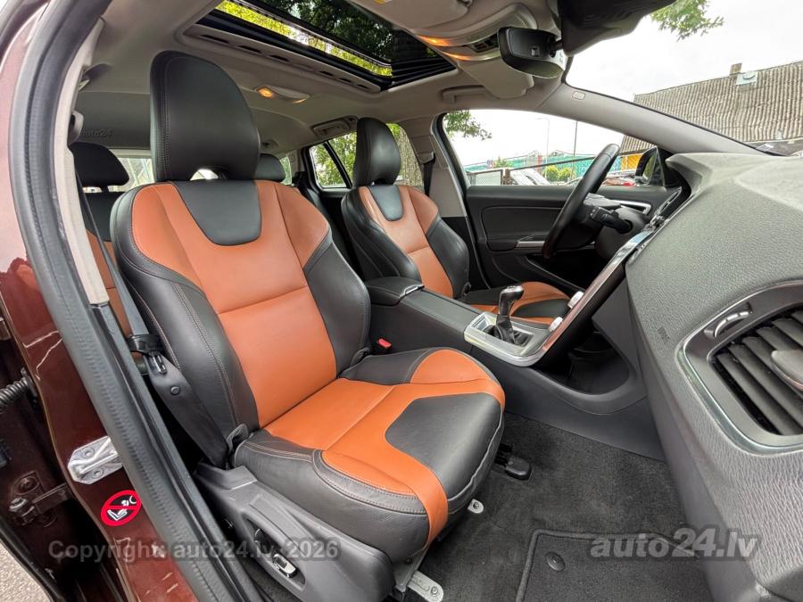 Brown Volvo V60 Cross Country 2017 in Paide, with an engine capacity of 2.00 L and mileage of 275 thousand km for 10390 €, photo 11 on AUTOMOTO.COM.LV