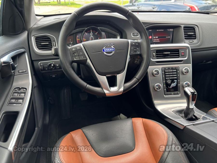 Brown Volvo V60 Cross Country 2017 in Paide, with an engine capacity of 2.00 L and mileage of 275 thousand km for 10390 €, photo 12 on AUTOMOTO.COM.LV