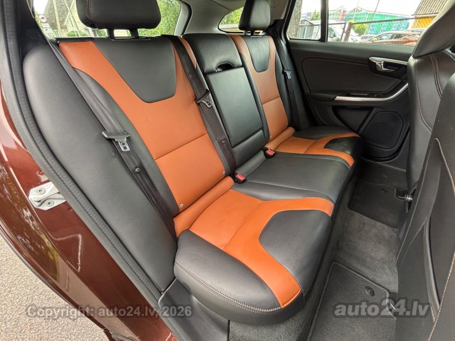 Brown Volvo V60 Cross Country 2017 in Paide, with an engine capacity of 2.00 L and mileage of 275 thousand km for 10390 €, photo 14 on AUTOMOTO.COM.LV