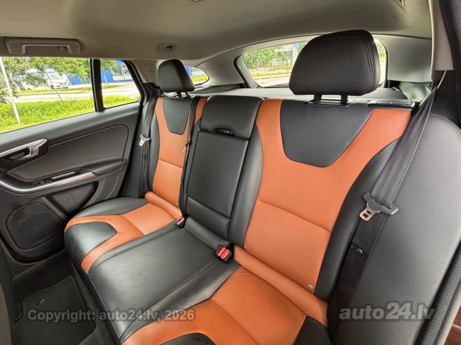 Brown Volvo V60 Cross Country 2017 in Paide, with an engine capacity of 2.00 L and mileage of 275 thousand km for 10390 €, photo 15 on AUTOMOTO.COM.LV