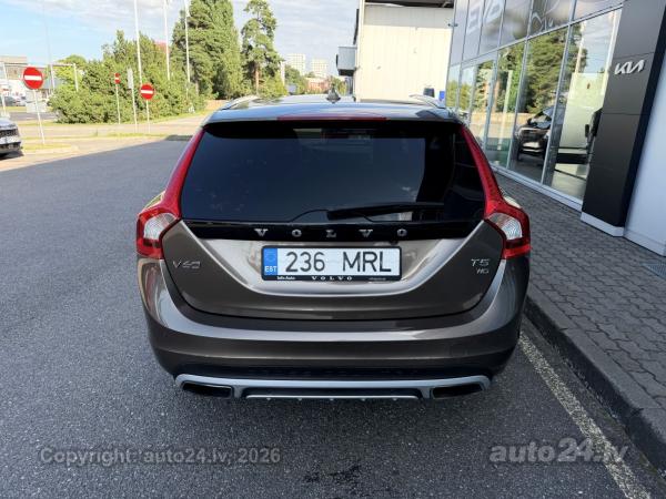 Коричневый Вольво V60 Cross Country 2017 в Таллин, объемом двигателя 2.00 л и пробегом 196 тыс. км за 12900 €, фото 4 на AUTOMOTO.COM.LV