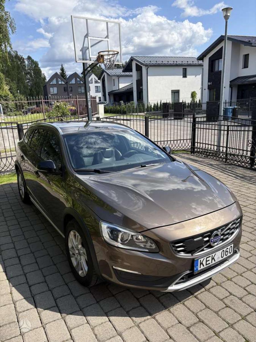Brown Volvo V60 Cross Country 2017 in Vilnius, with an engine capacity of 2.40 L and mileage of 152 thousand km for 16200 €, photo 1 on AUTOMOTO.COM.LV
