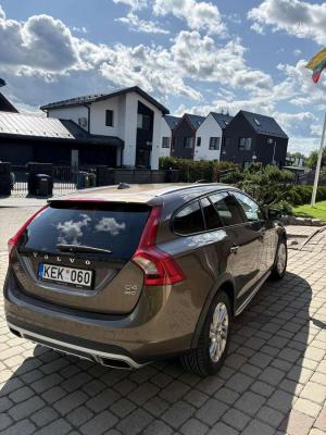 Brown Volvo V60 Cross Country 2017 in Vilnius, with an engine capacity of 2.40 L and mileage of 152 thousand km for 16200 €, photo 3 on AUTOMOTO.COM.LV