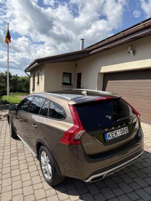 Brown Volvo V60 Cross Country 2017 in Vilnius, with an engine capacity of 2.40 L and mileage of 152 thousand km for 16200 €, photo 4 on AUTOMOTO.COM.LV