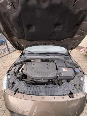 Brown Volvo V60 Cross Country 2017 in Vilnius, with an engine capacity of 2.40 L and mileage of 152 thousand km for 16200 €, photo 5 on AUTOMOTO.COM.LV