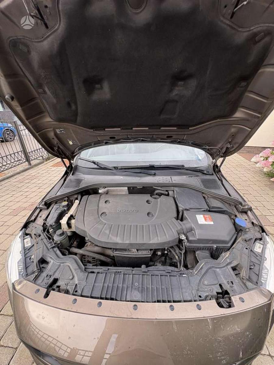 Brown Volvo V60 Cross Country 2017 in Vilnius, with an engine capacity of 2.40 L and mileage of 152 thousand km for 16200 €, photo 5 on AUTOMOTO.COM.LV