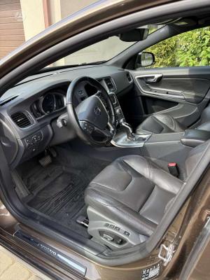 Brown Volvo V60 Cross Country 2017 in Vilnius, with an engine capacity of 2.40 L and mileage of 152 thousand km for 16200 €, photo 6 on AUTOMOTO.COM.LV
