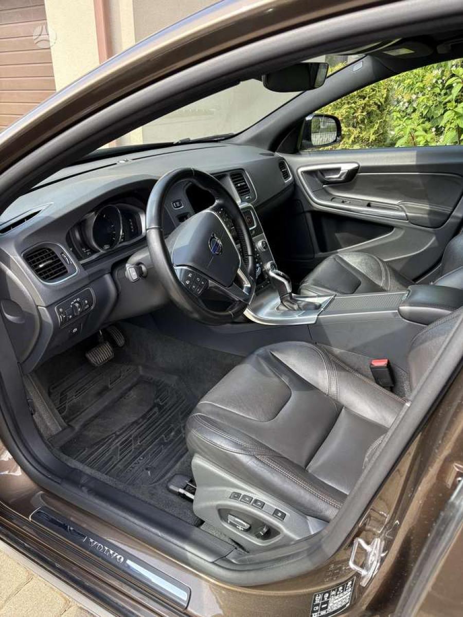 Brown Volvo V60 Cross Country 2017 in Vilnius, with an engine capacity of 2.40 L and mileage of 152 thousand km for 16200 €, photo 6 on AUTOMOTO.COM.LV