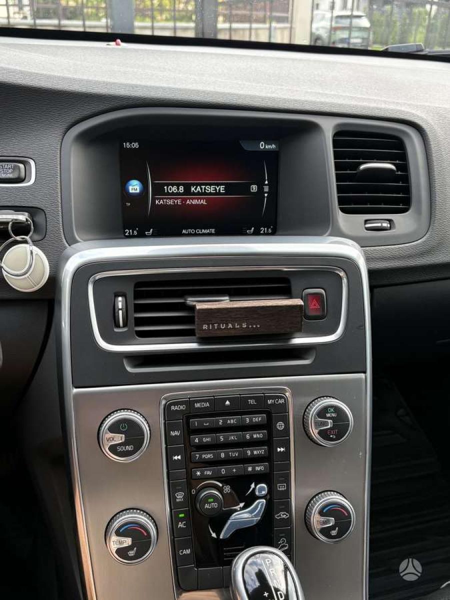 Brown Volvo V60 Cross Country 2017 in Vilnius, with an engine capacity of 2.40 L and mileage of 152 thousand km for 16200 €, photo 8 on AUTOMOTO.COM.LV