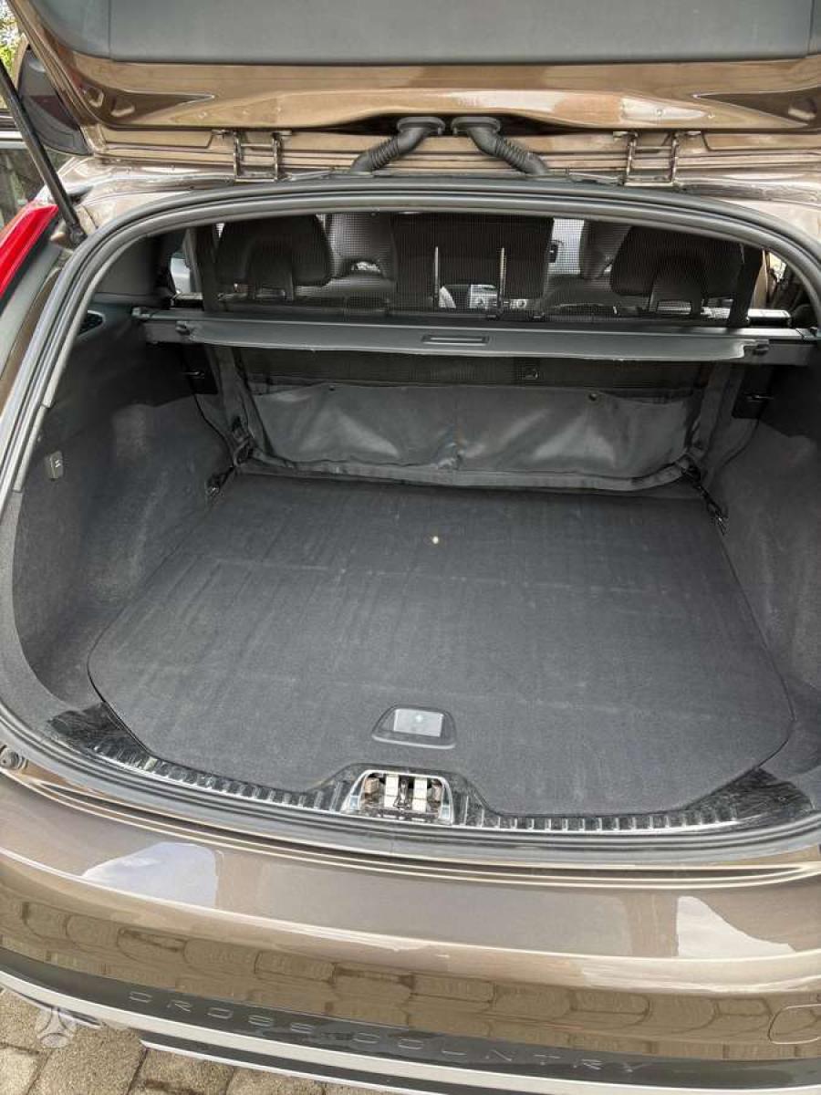 Brown Volvo V60 Cross Country 2017 in Vilnius, with an engine capacity of 2.40 L and mileage of 152 thousand km for 16200 €, photo 10 on AUTOMOTO.COM.LV