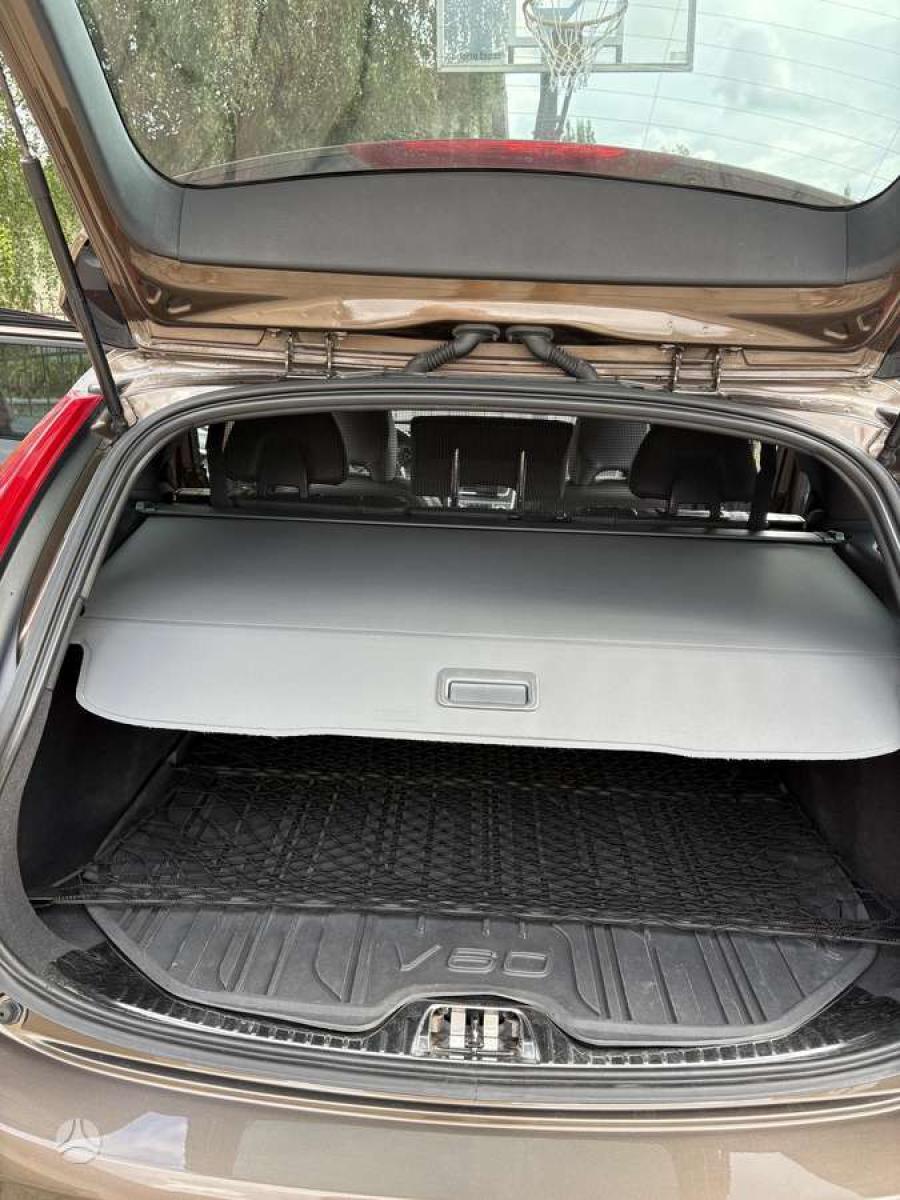 Brown Volvo V60 Cross Country 2017 in Vilnius, with an engine capacity of 2.40 L and mileage of 152 thousand km for 16200 €, photo 11 on AUTOMOTO.COM.LV