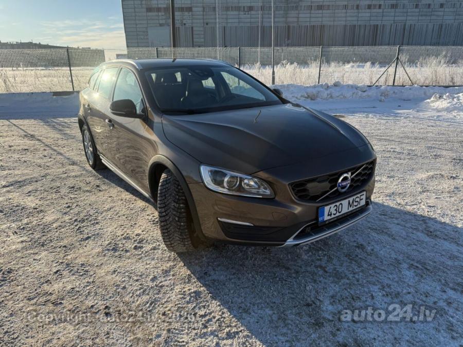 Brown Volvo V60 Cross Country 2018 in Tallinn, with an engine capacity of 2.00 L and mileage of 160 thousand km for 14500 €, photo 1 on AUTOMOTO.COM.LV