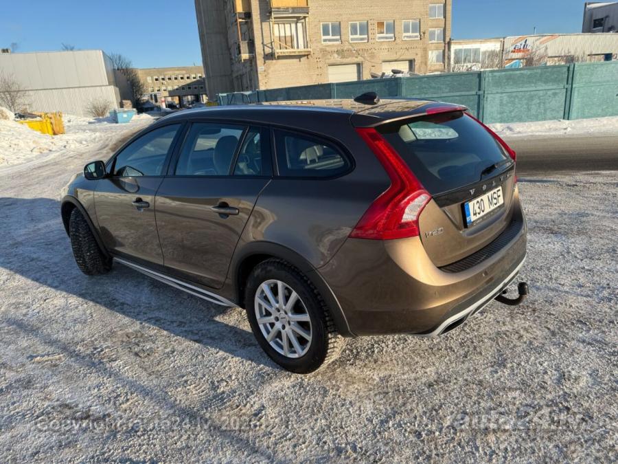 Brūns Volvo V60 Cross Country 2018 Tallina, ar dzinēja tilpumu 2.00 L un nobraukumu 160 tūkst. km par 14500 €, foto 3 vietnē AUTOMOTO.COM.LV