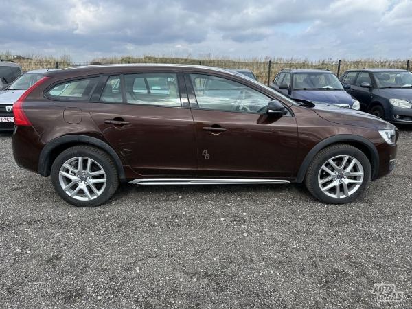 Коричневый Вольво V60 Cross Country 2018 в Гирайте, объемом двигателя 2.00 л и пробегом 210 тыс. км за 7250 €, фото 4 на AUTOMOTO.COM.LV