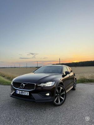 Brūns Volvo V60 Cross Country 2018 Viļņa, ar dzinēja tilpumu 1.97 L un nobraukumu 376 tūkst. km par 17999 €, foto  vietnē AUTOMOTO.COM.LV