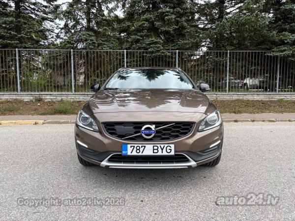 Brūns Volvo V60 Cross Country 2018 Tallina, ar dzinēja tilpumu 2.40 L un nobraukumu 132 tūkst. km par 15999 €, foto 2 vietnē AUTOMOTO.COM.LV