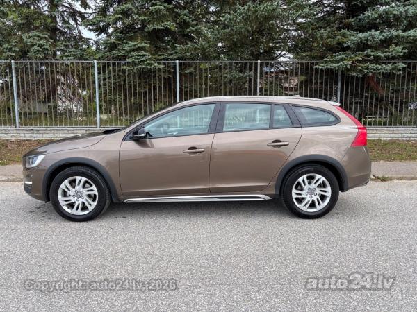 Brūns Volvo V60 Cross Country 2018 Tallina, ar dzinēja tilpumu 2.40 L un nobraukumu 132 tūkst. km par 15999 €, foto 4 vietnē AUTOMOTO.COM.LV